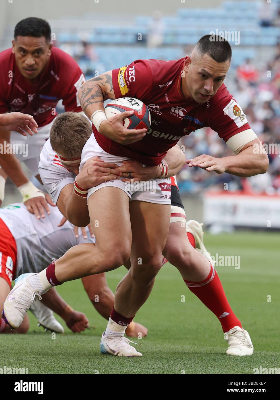 Toshiba Brave Lupus Tokyo Rob Thompson scores a try in the middle of ...