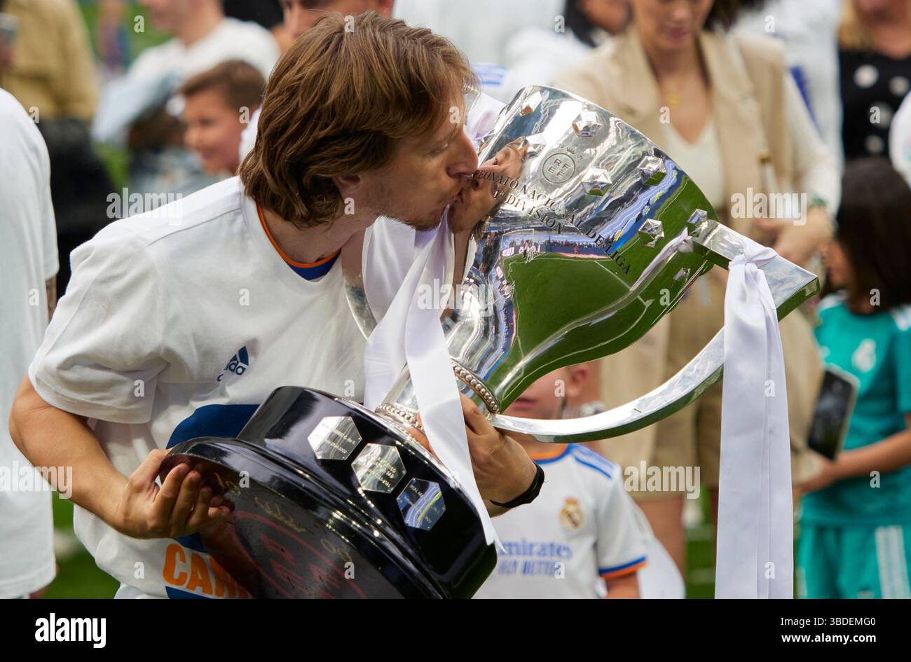 Luka Modric of Real Madrid celebrates the championship with the trophy ...