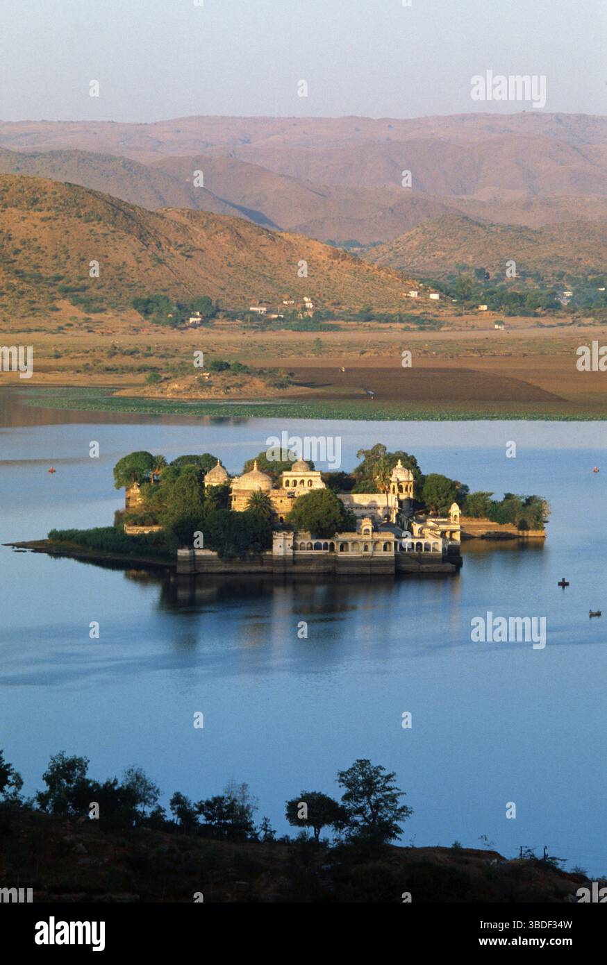 View jag mandir in lake hi-res stock photography and images - Alamy