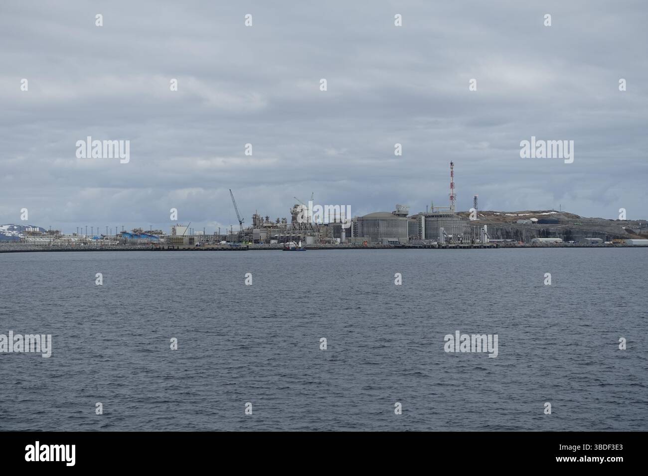 Lng liquefaction terminal hi-res stock photography and images - Alamy