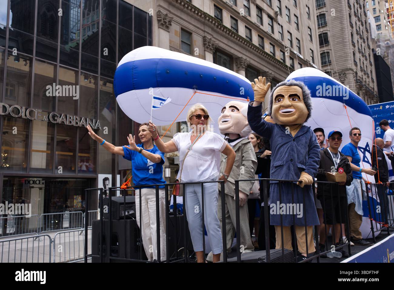 A parade float features large inflatable figures of Israeli leaders ...