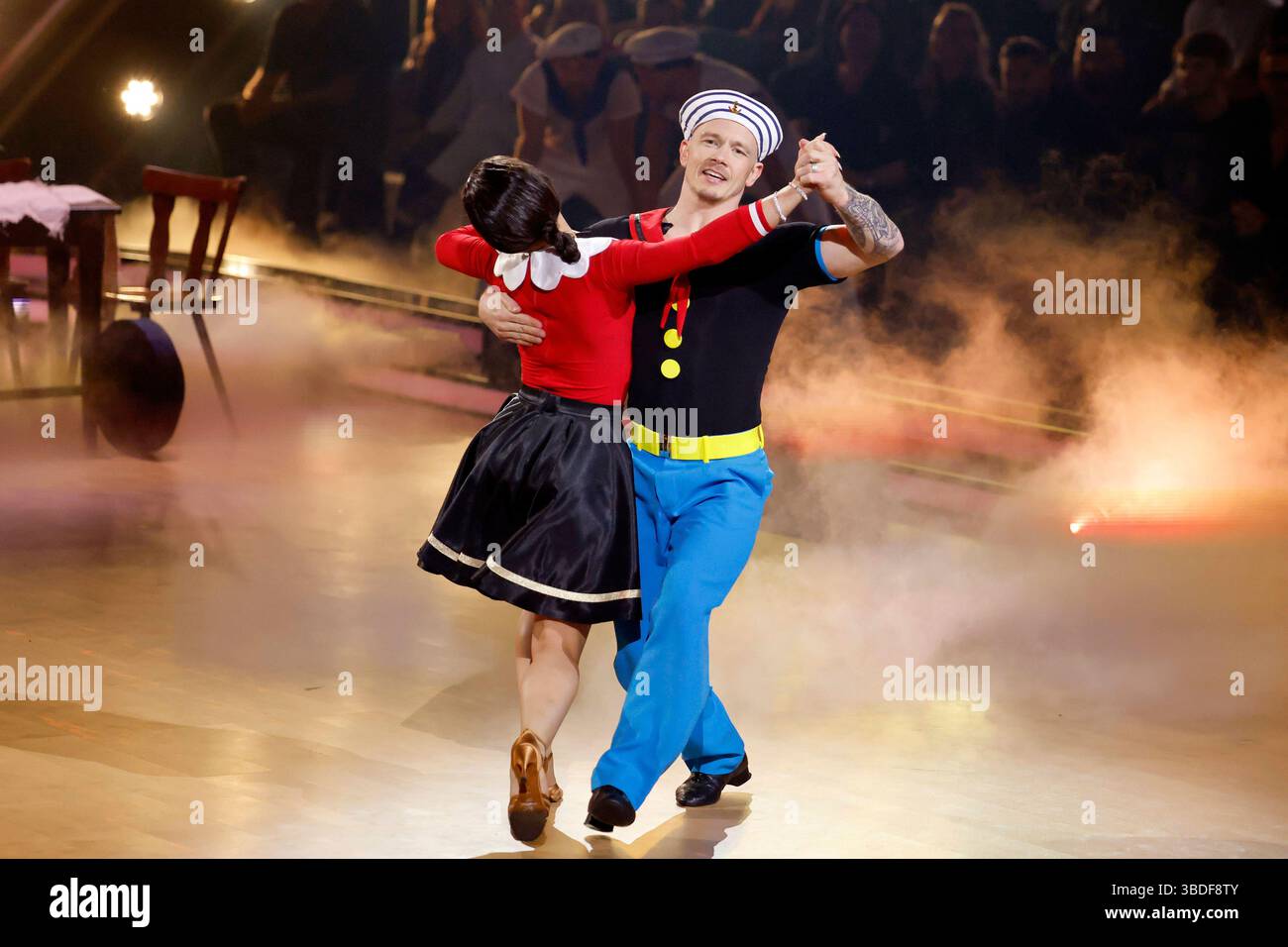 Turnprofi Fabian Hambüchen als Popeye und Tänzerin Anastasia Maruster ...