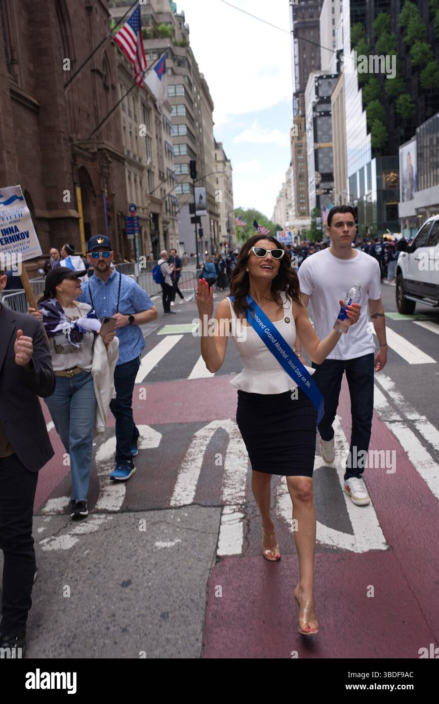 Top down pedestrians crosswalk hi-res stock photography and images - Alamy