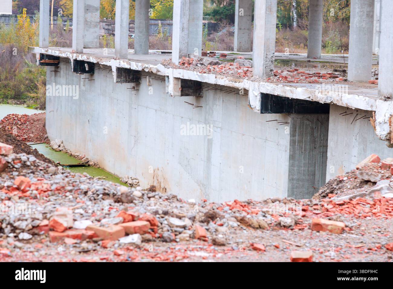 Reveals large concrete structure hi-res stock photography and images ...