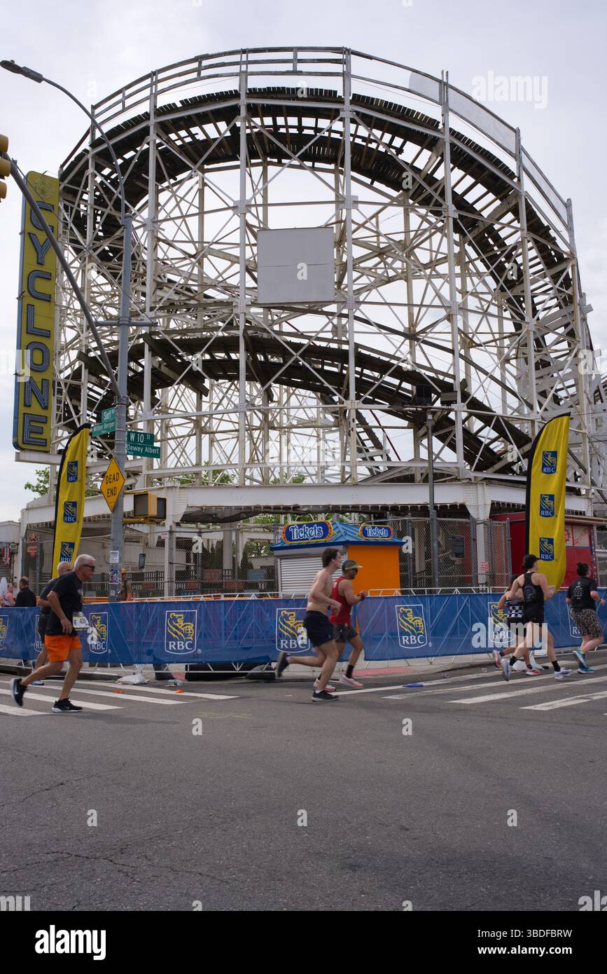 Asphalt dominates hi-res stock photography and images - Alamy