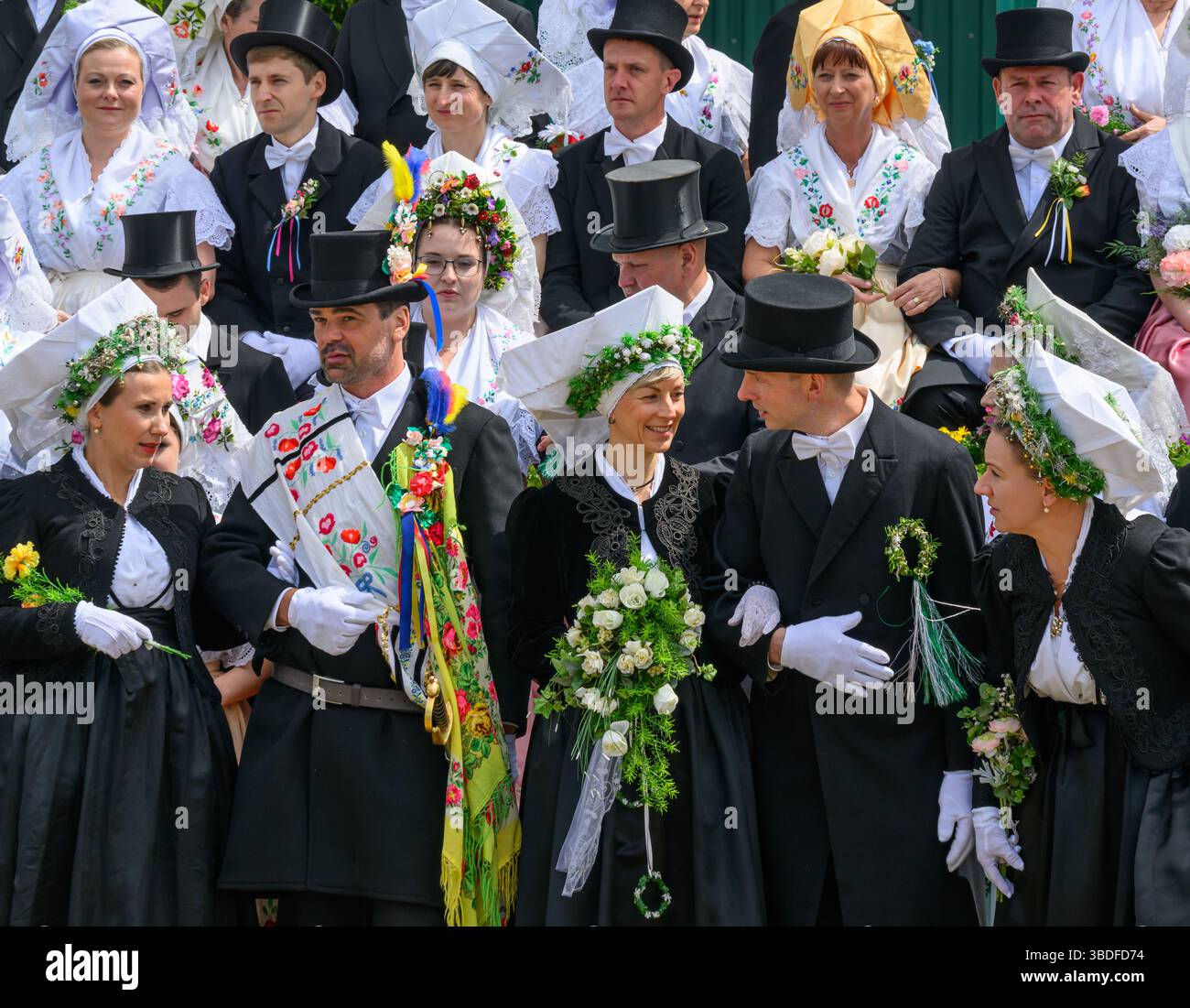 24 May 2025, Brandenburg, Heinersbrück: People in traditional Sorbian ...