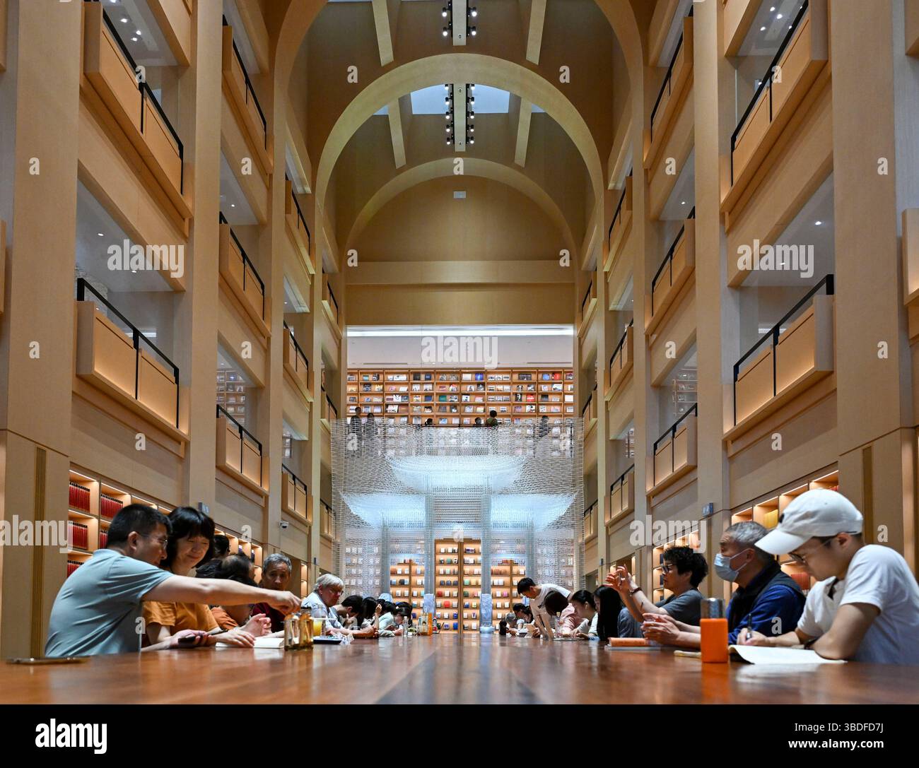 (250524) -- SHANGHAI, May 24, 2025 (Xinhua) -- People read at the ...