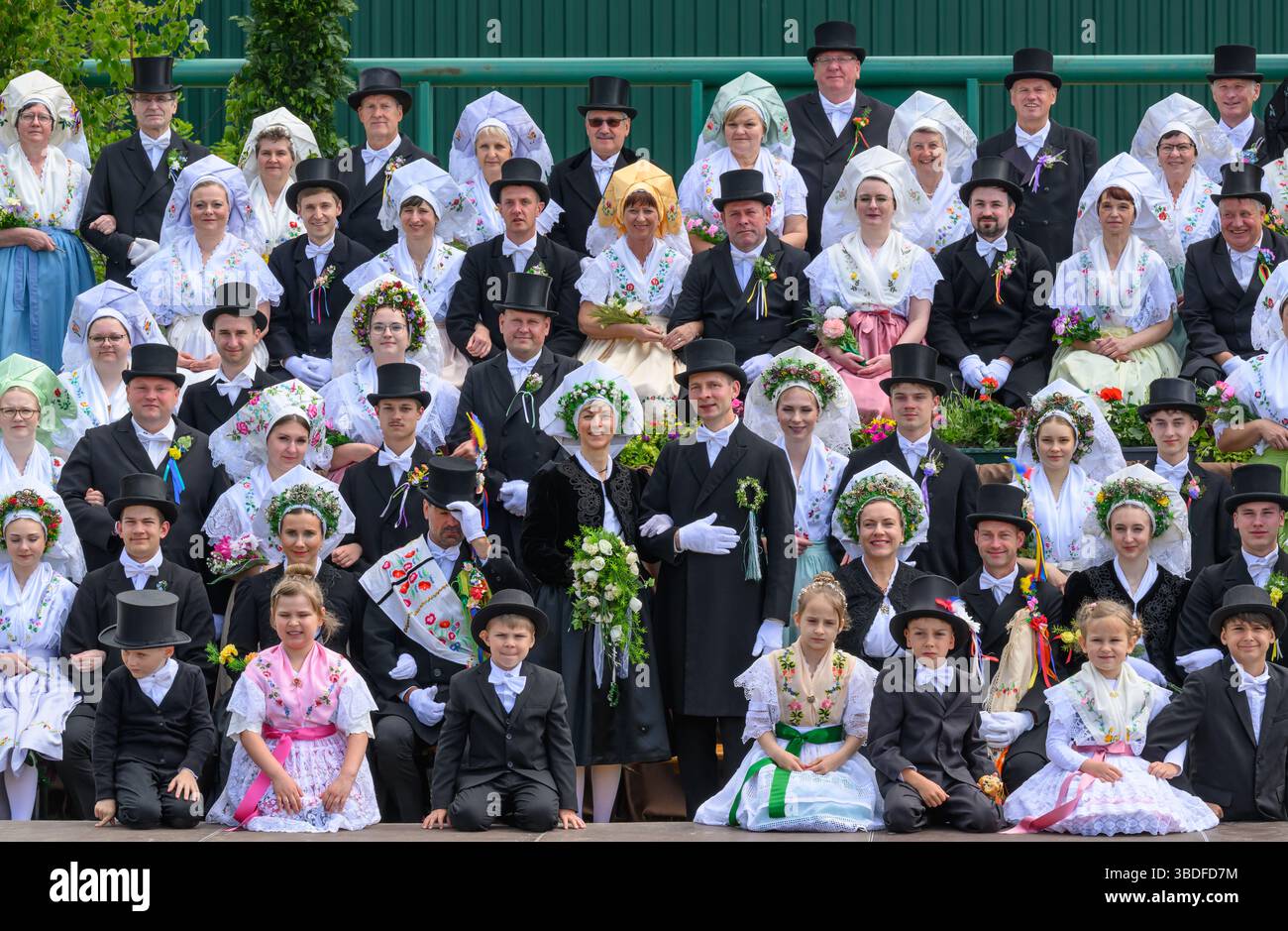 24 May 2025, Brandenburg, Heinersbrück: People in traditional Sorbian ...
