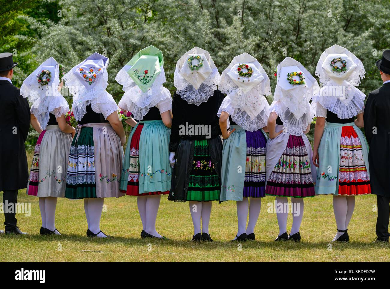 24 May 2025, Brandenburg, Heinersbrück: People in traditional Sorbian ...