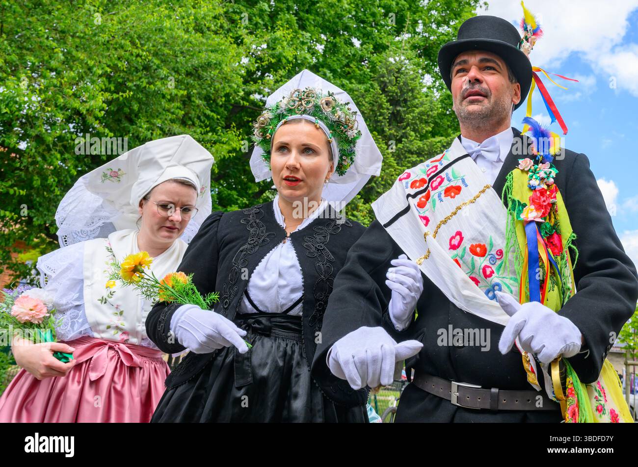 24 May 2025, Brandenburg, Heinersbrück: People in traditional Sorbian ...