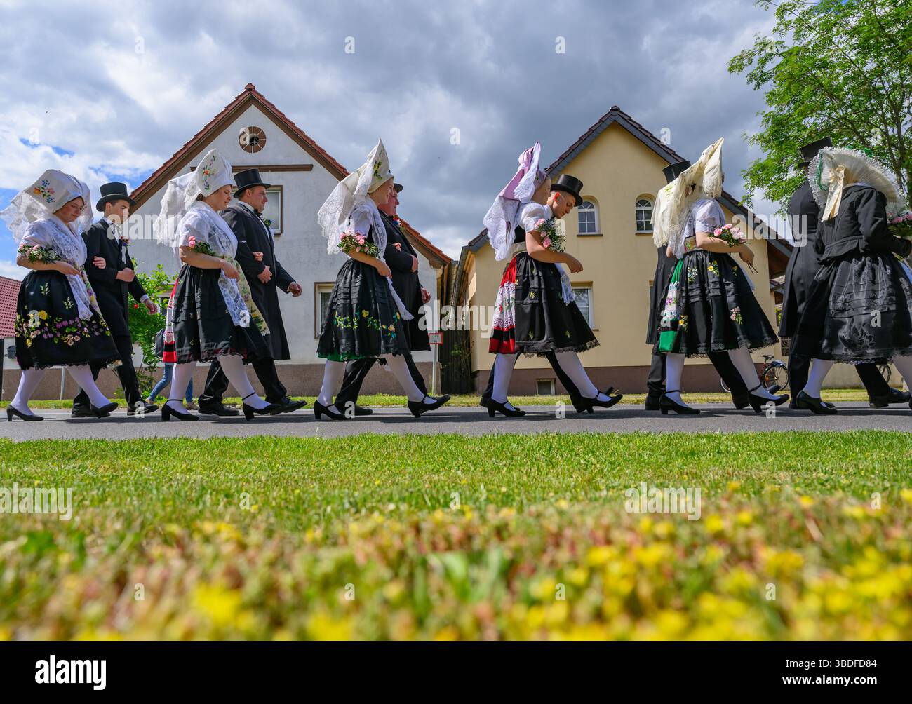 24 May 2025, Brandenburg, Heinersbrück: People in traditional Sorbian ...