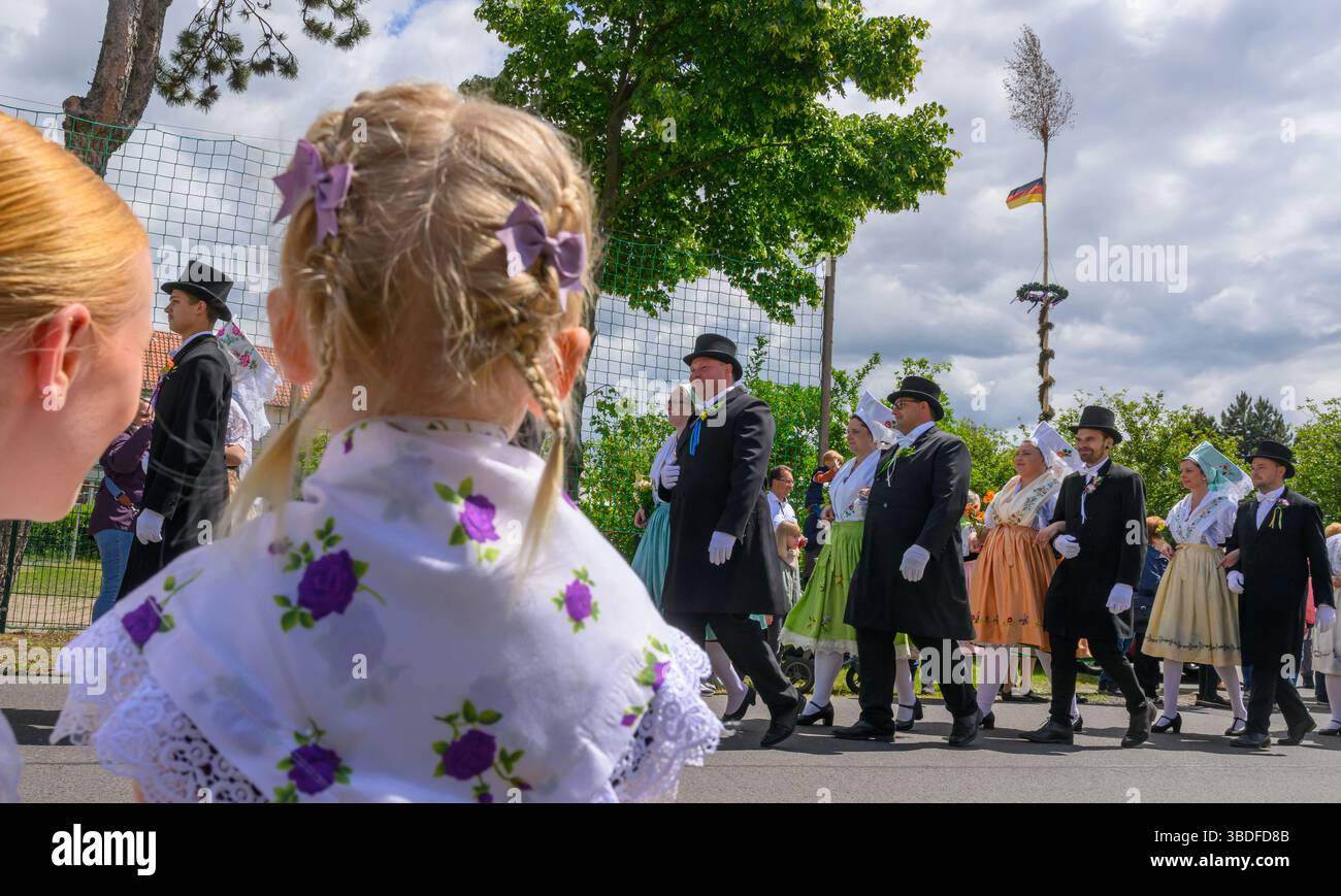 24 May 2025, Brandenburg, Heinersbrück: People in traditional Sorbian ...
