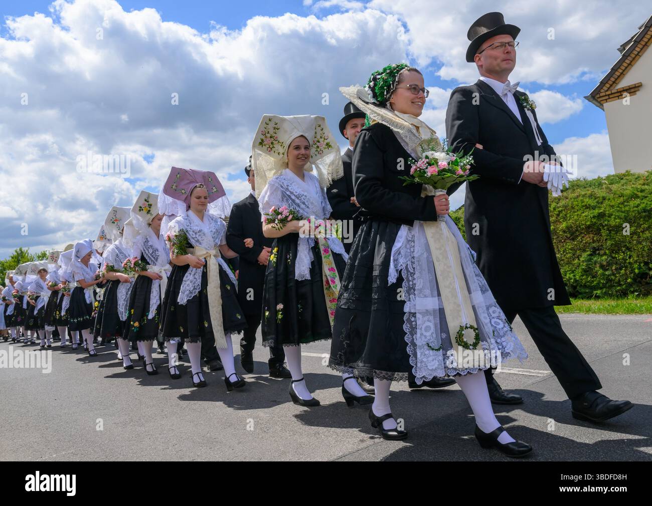 24 May 2025, Brandenburg, Heinersbrück: People in traditional Sorbian ...