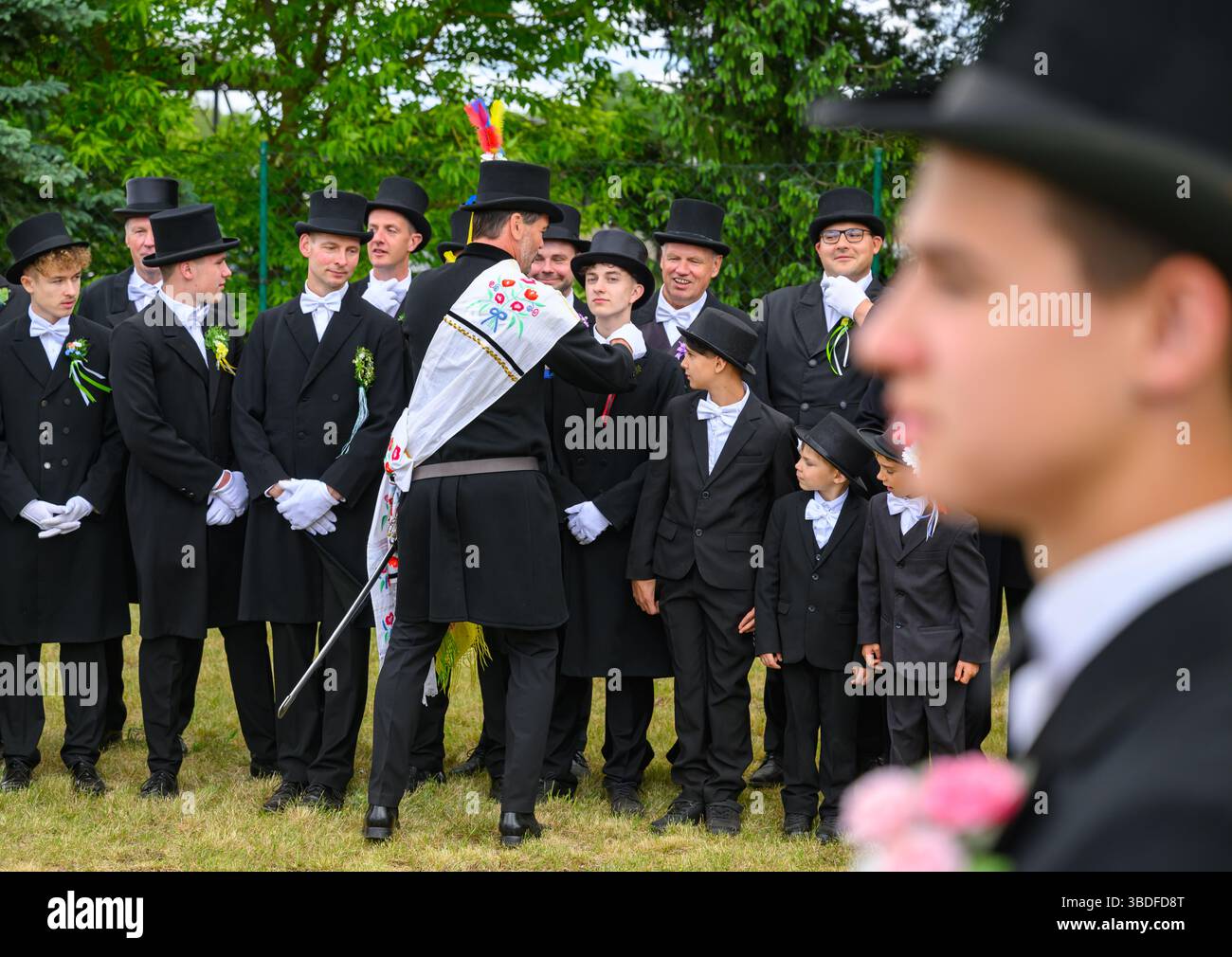 24 May 2025, Brandenburg, Heinersbrück: People in traditional Sorbian ...
