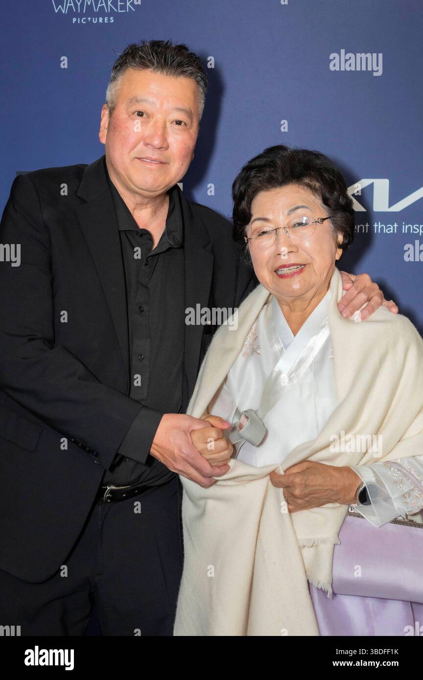 George Lee mit Mutter Boon Lee bei der Premiere des Tubi Films Worth ...