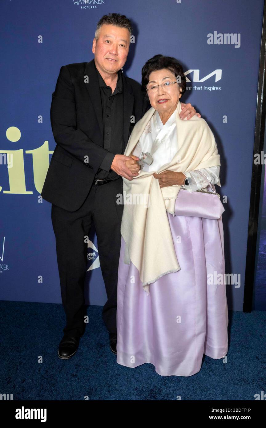 George Lee mit Mutter Boon Lee bei der Premiere des Tubi Films Worth ...