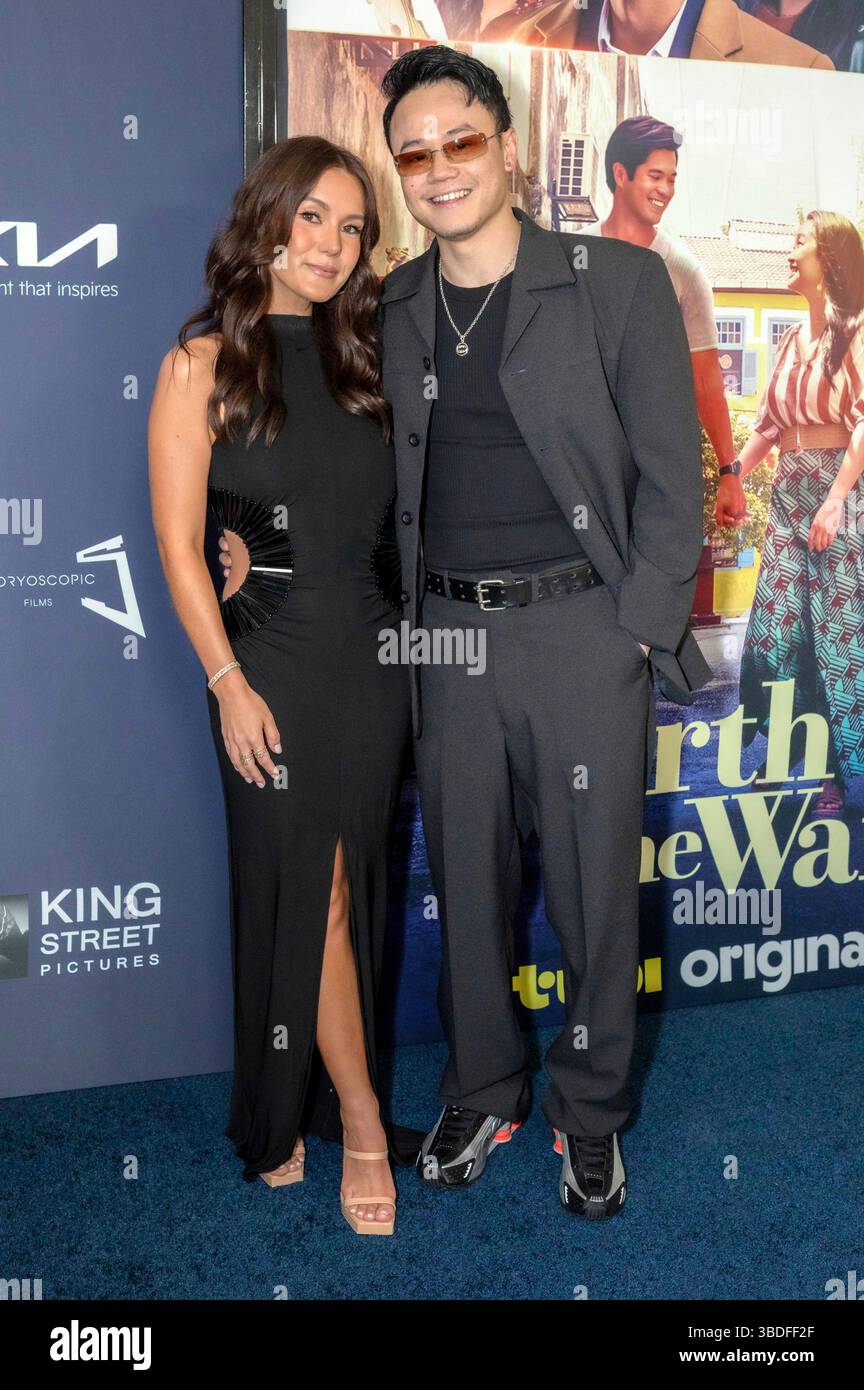 Ali Fumiko Whitney und Ricky He bei der Premiere des Tubi Films Worth ...