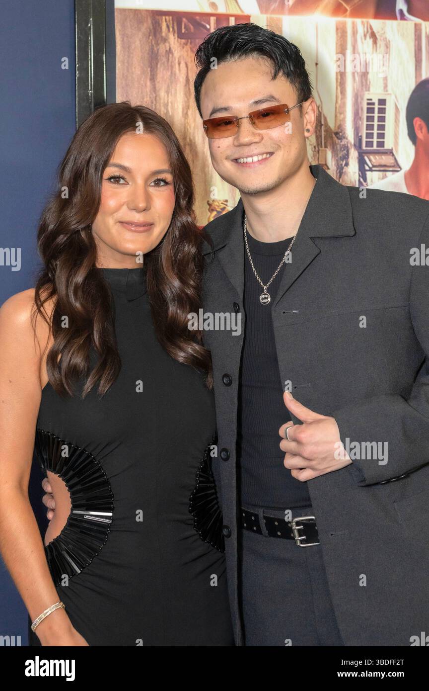 Ali Fumiko Whitney und Ricky He bei der Premiere des Tubi Films Worth ...