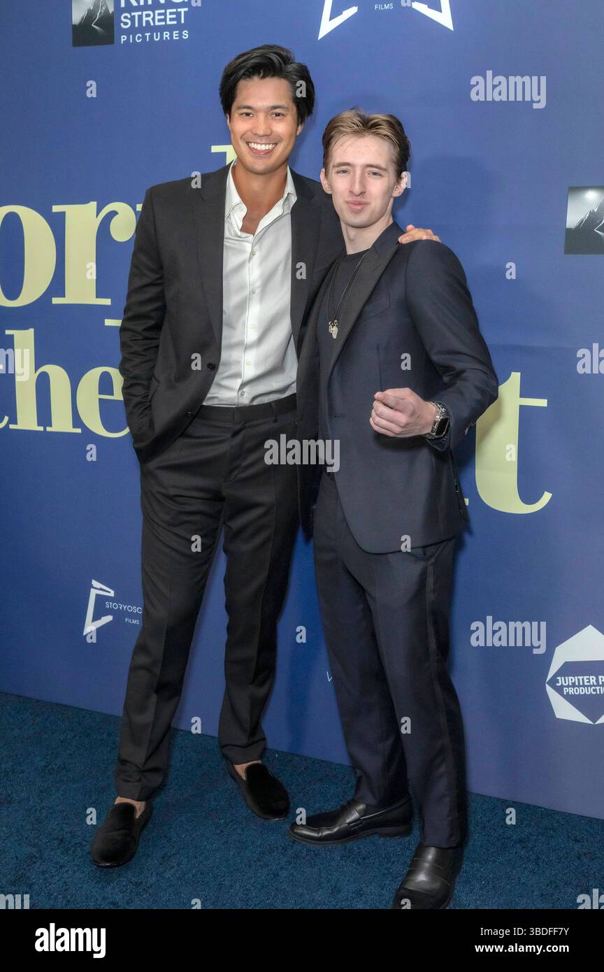 Ross Butler und Samuel L. Pierce bei der Premiere des Tubi Films Worth ...