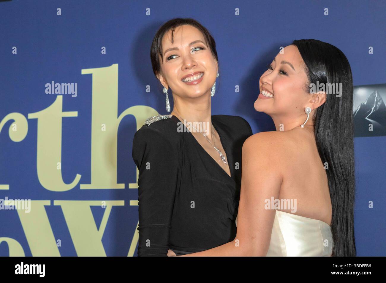 Rachel Tan und Lana Condor bei der Premiere des Tubi Films Worth the ...