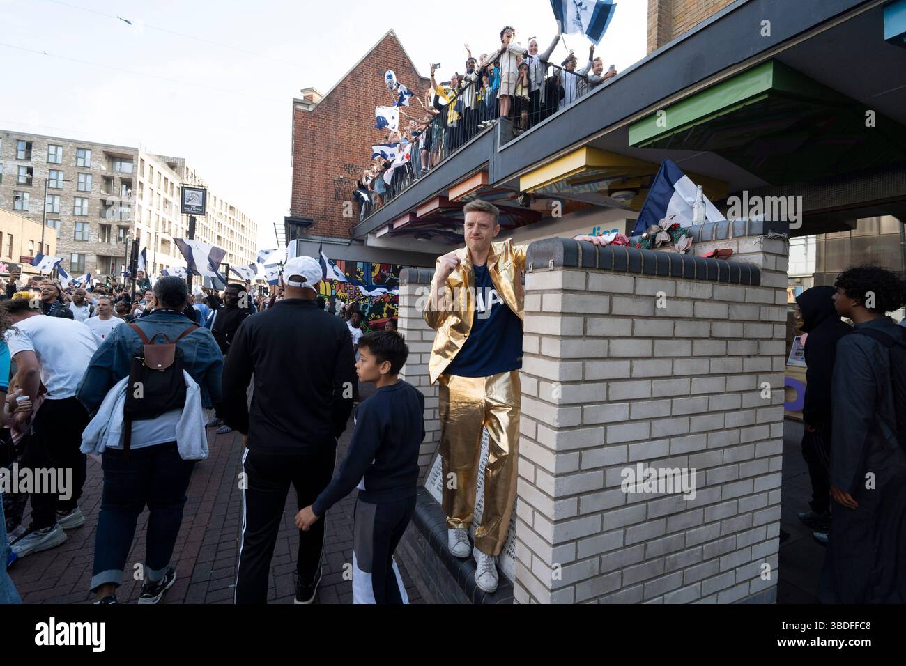 © Jeff Moore Tottenham Hotspur UEFA Europa League Trophy Parade LONDON ...