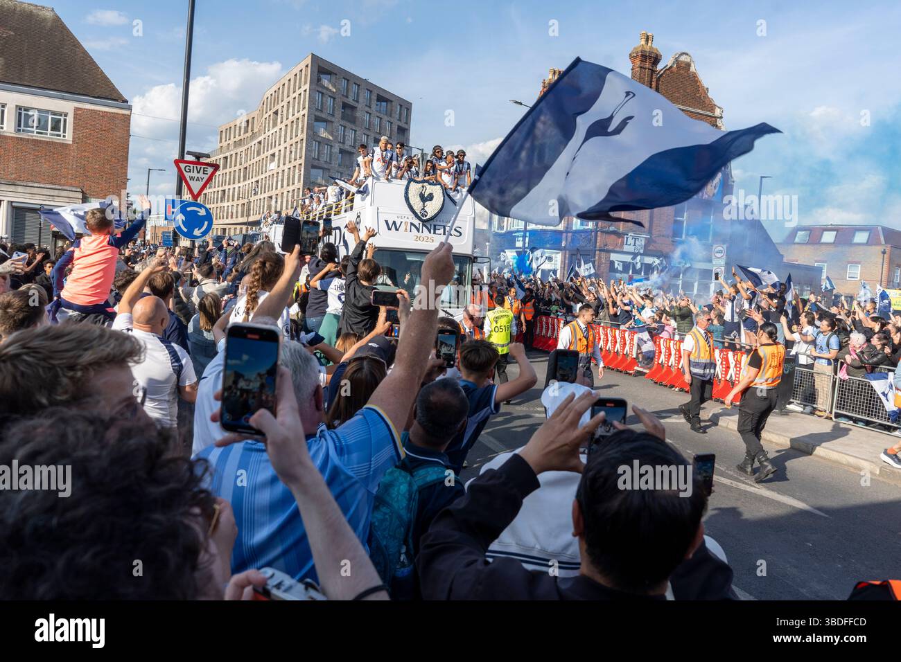 © Jeff Moore Tottenham Hotspur UEFA Europa League Trophy Parade LONDON ...