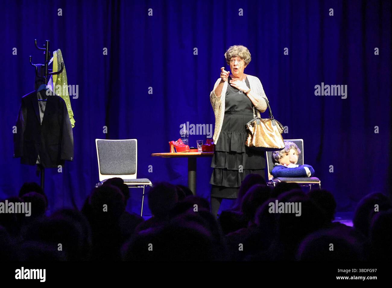 Lioba Albus mit ihrem Programm Ende offen live in der Lindenbrauerei ...