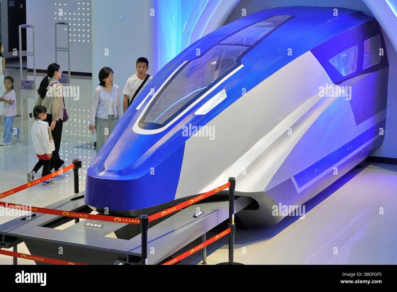 JINAN, CHINA - MAY 24, 2025 - Visitors are viewing a model of a 600 ...