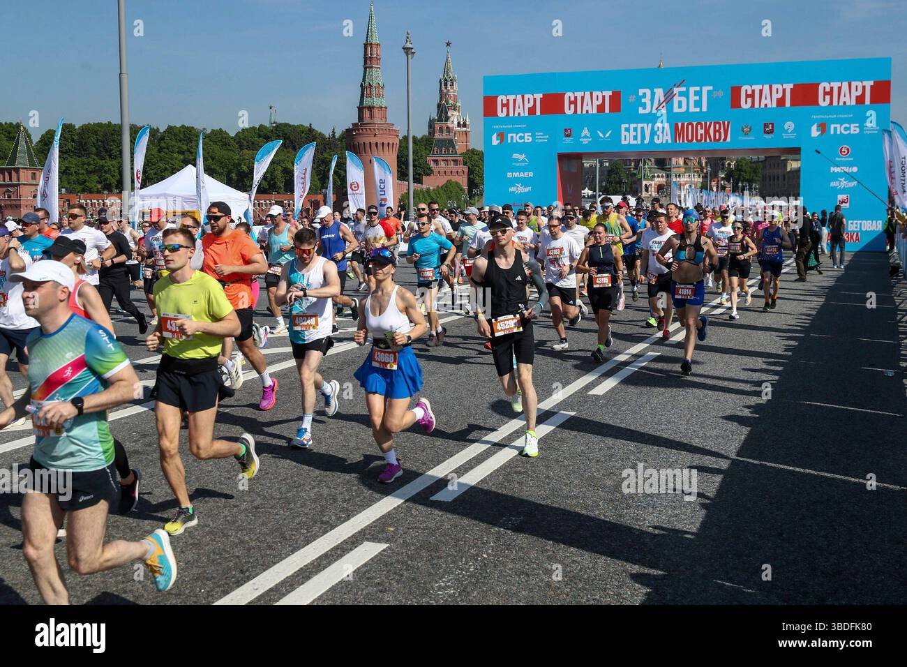 Runners pass Moscow's Kremlin while taking part in Moscow International ...
