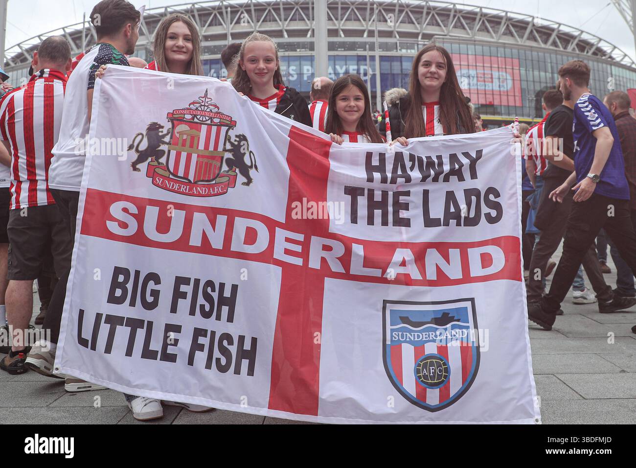 London, UK. 24th May, 2025. Group of Sunderland fans holding up flag ...