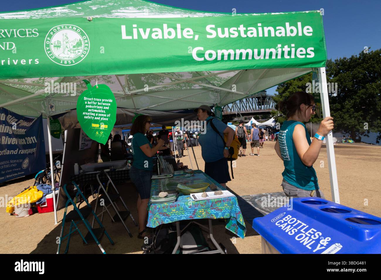 The Big Float, Portland, Oregon - July 14th 2018. People at a City of ...