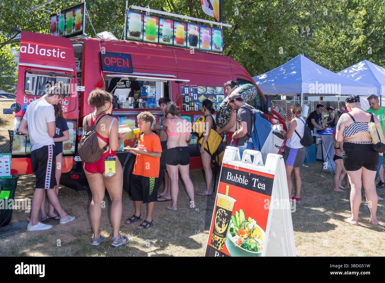 The Big Float, Portland, Oregon - July 14th 2018: People line up at a ...