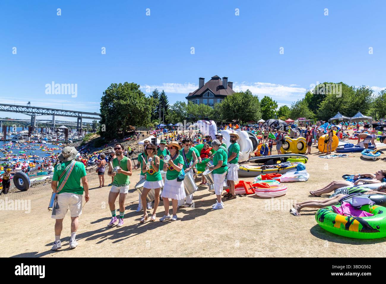 Traffic on bridge people swimming hi-res stock photography and images ...