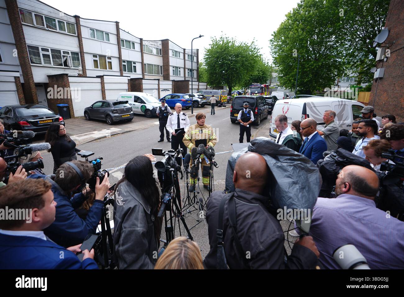 Metropolitan Police Superintendent Steve Allen (background, left ...