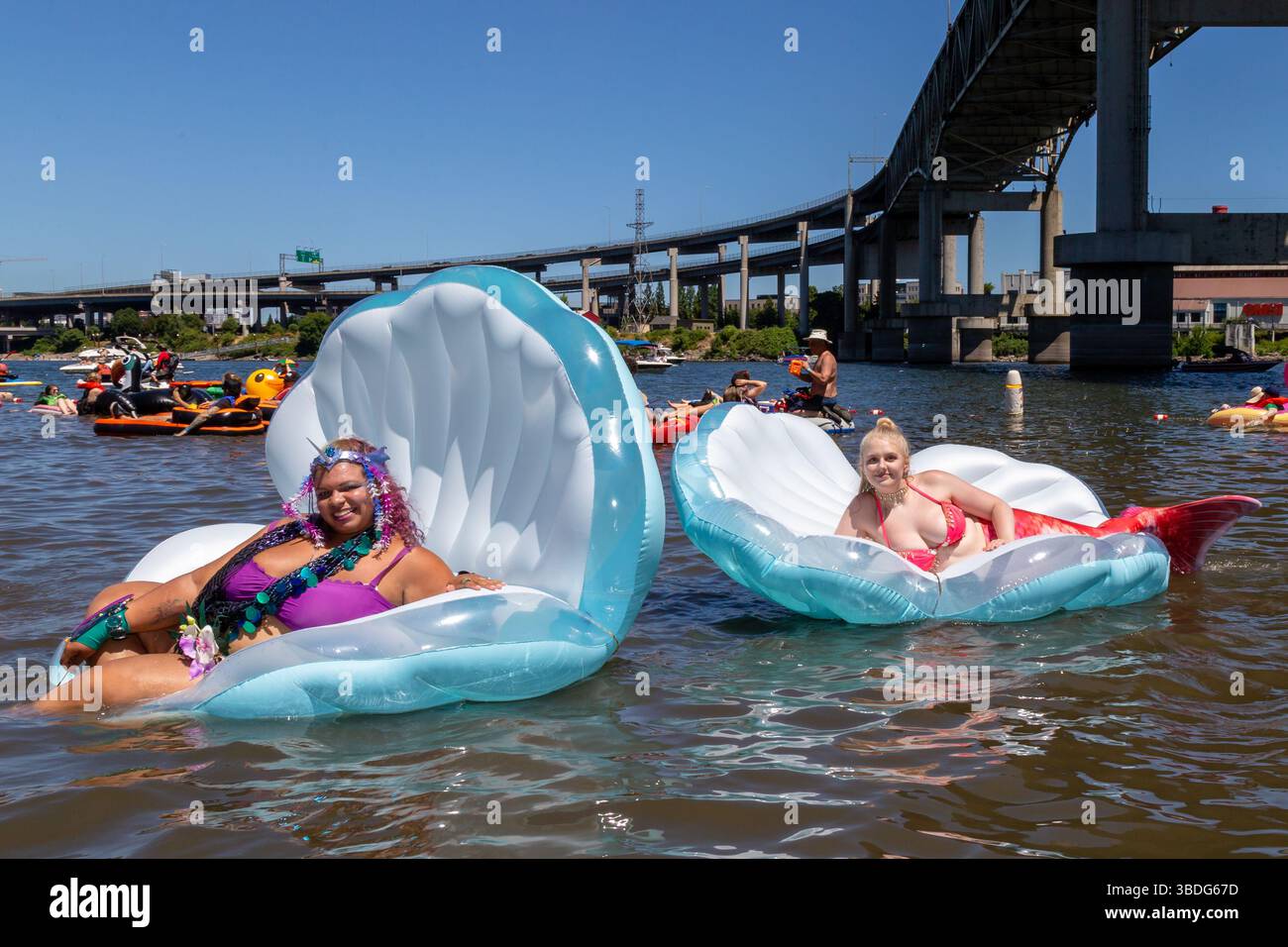 Curvy bikini hi-res stock photography and images - Alamy