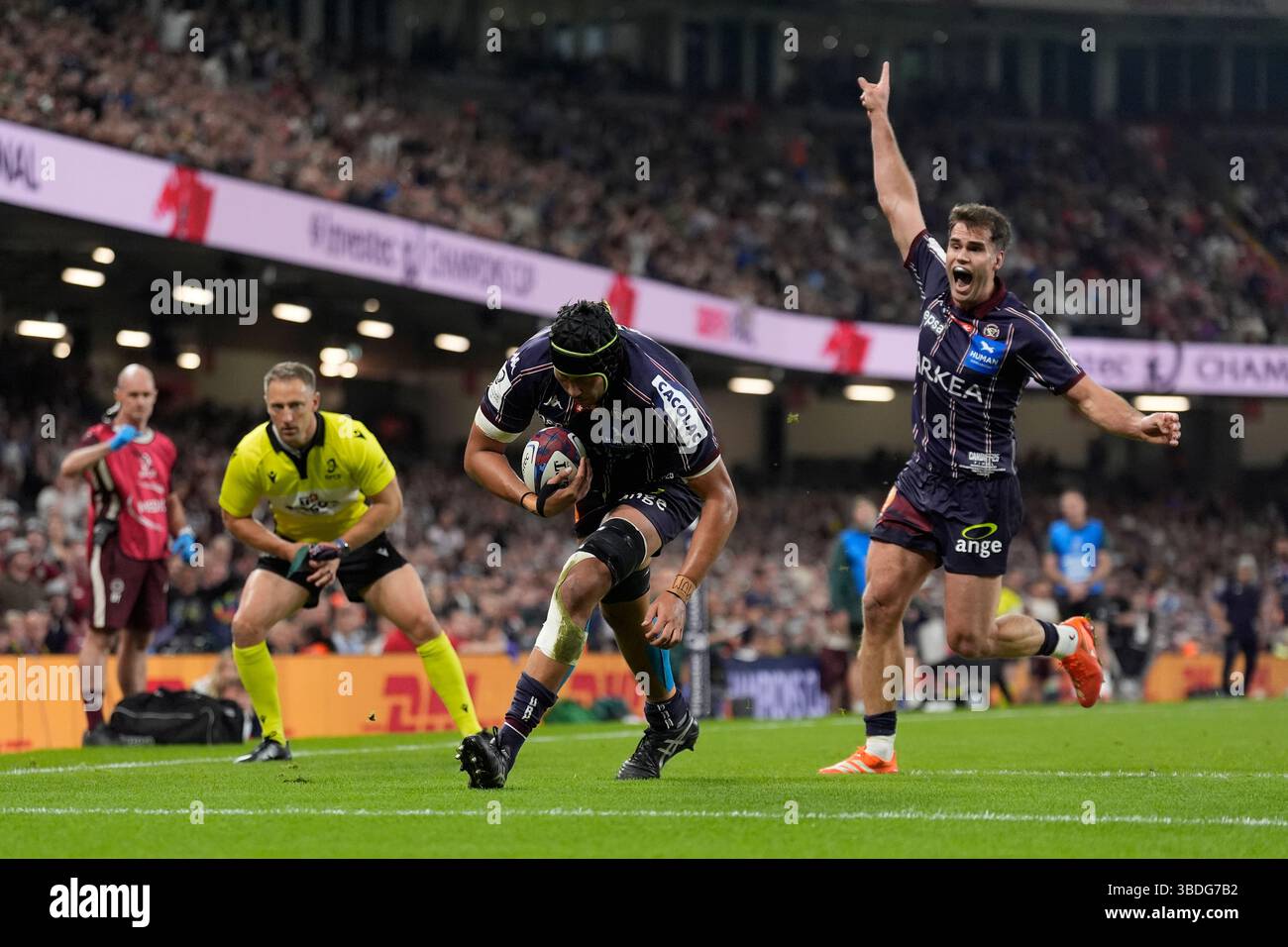 Union Bordeaux-Begles' Adam Coleman (left) scoring a try during the ...