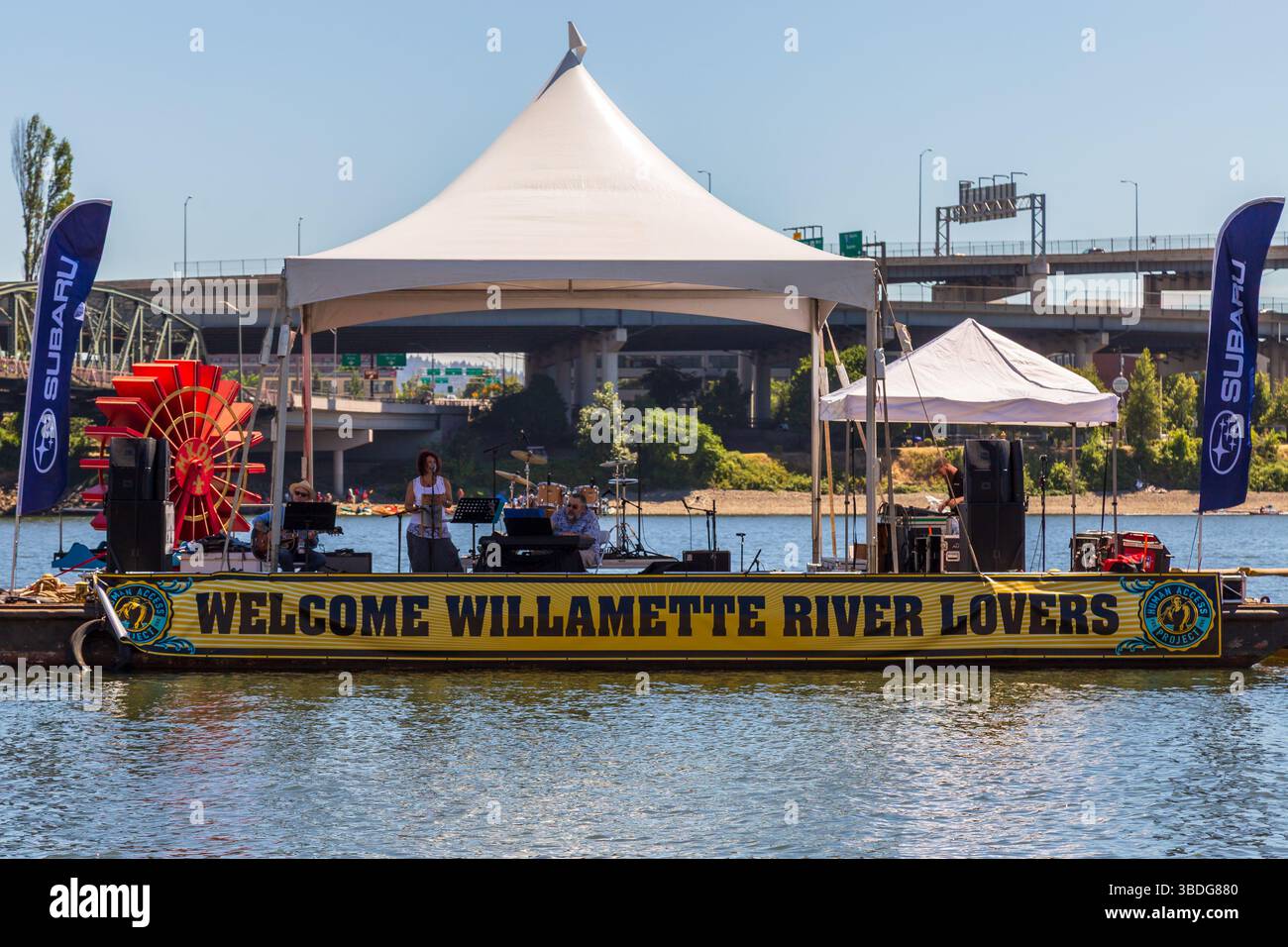 Welcome willamette river lovers hi-res stock photography and images - Alamy