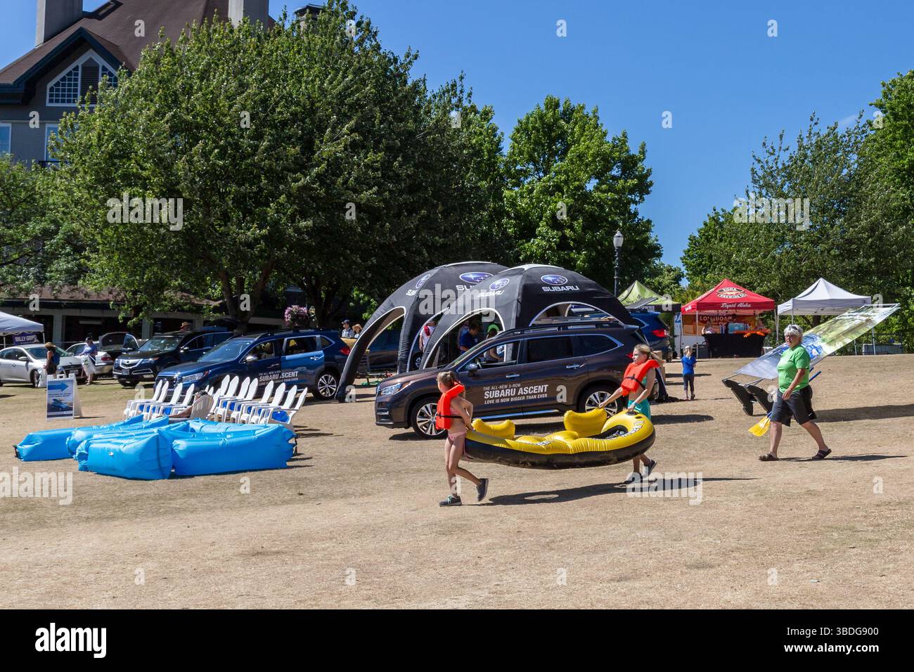 The Big Float, Portland, Oregon - July 14th 2018: People carry rafts at ...