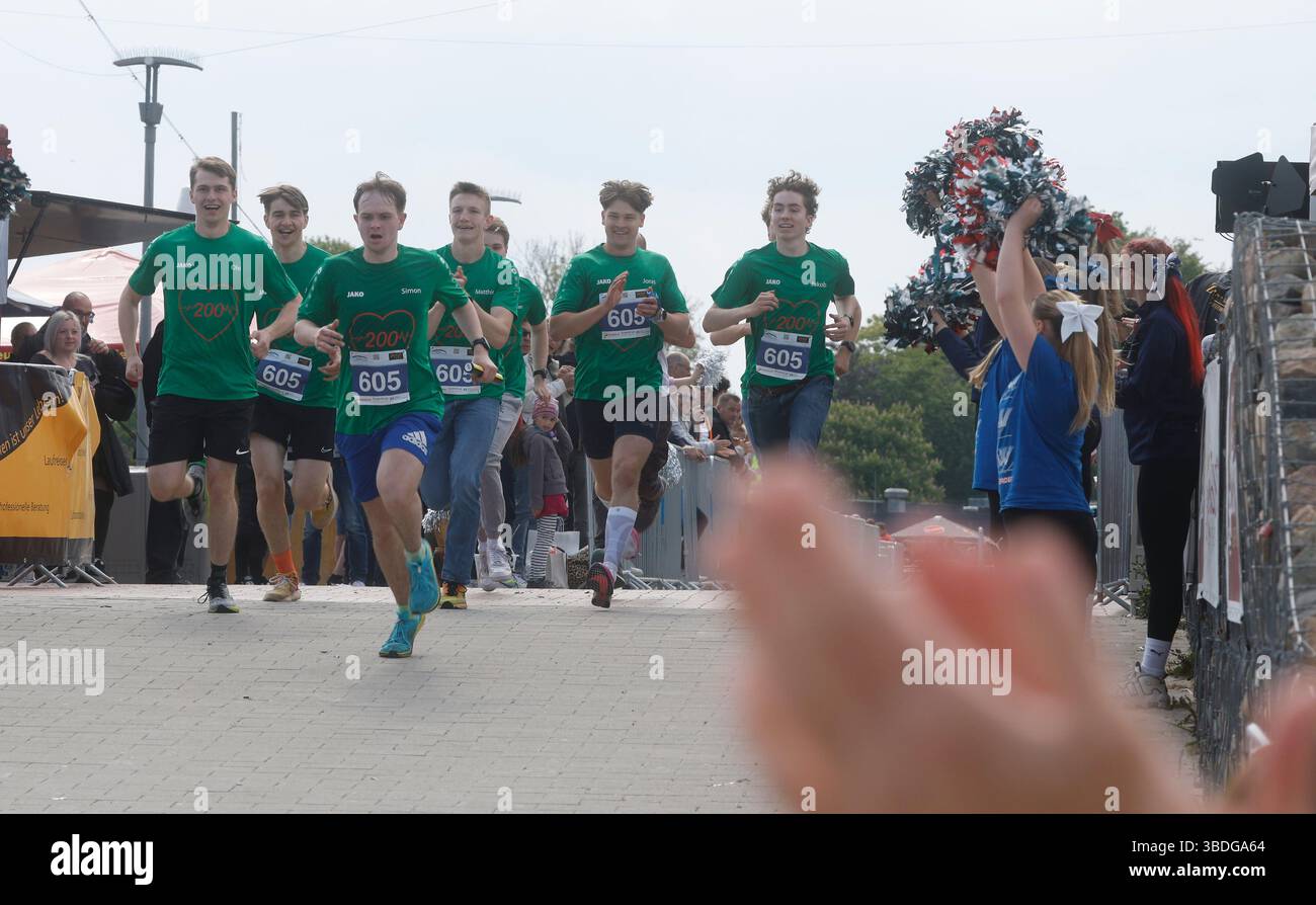Damp, Germany. 24th May, 2025. A running group crosses the finish line ...