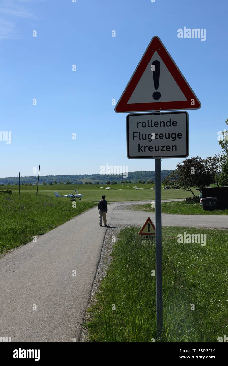 Road sign indicating footpath hi-res stock photography and images - Alamy