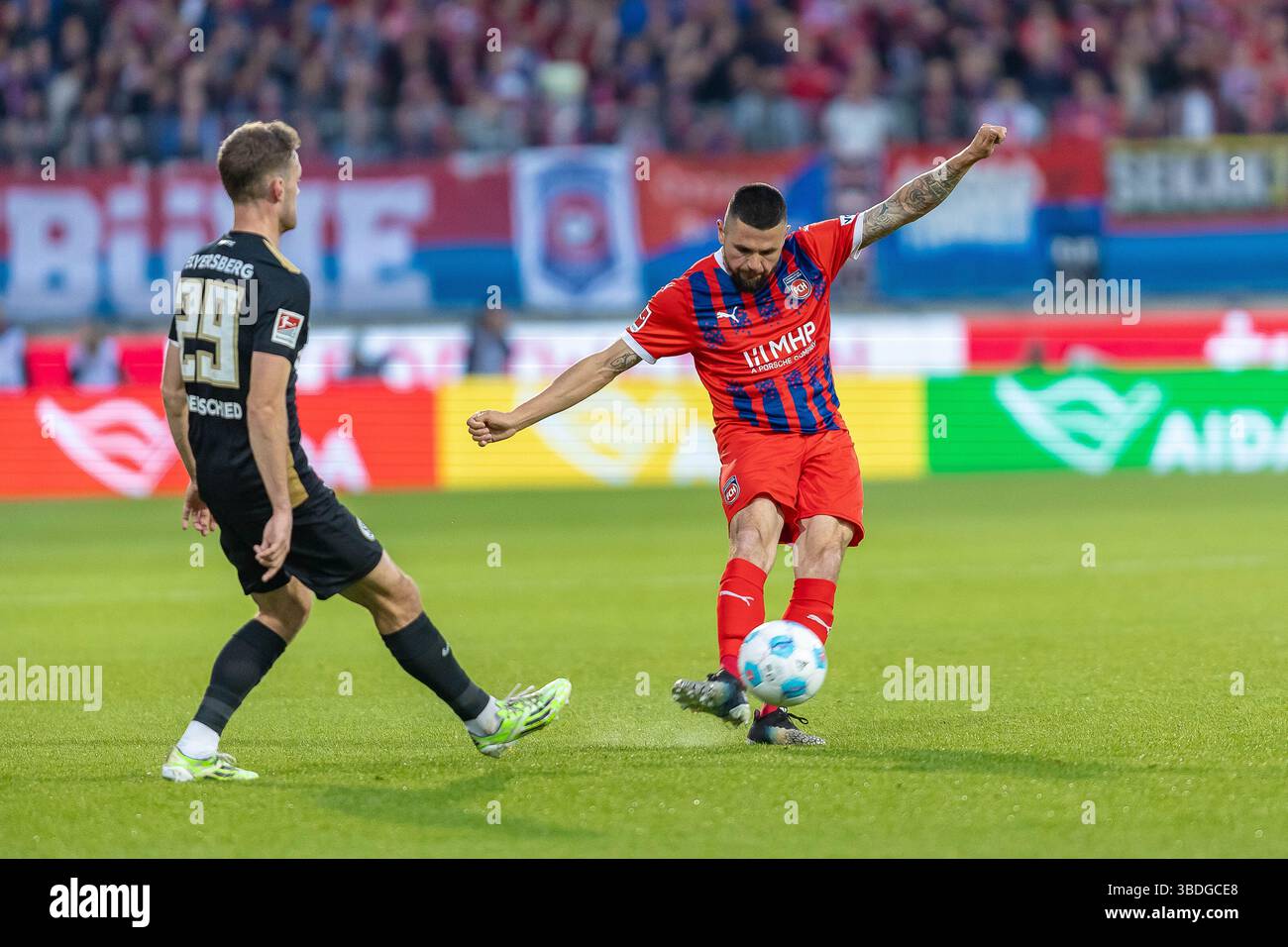 Marnon Busch (FC Heidenheim, #02) im Schuss neben Tom Zimmerschied (SV ...