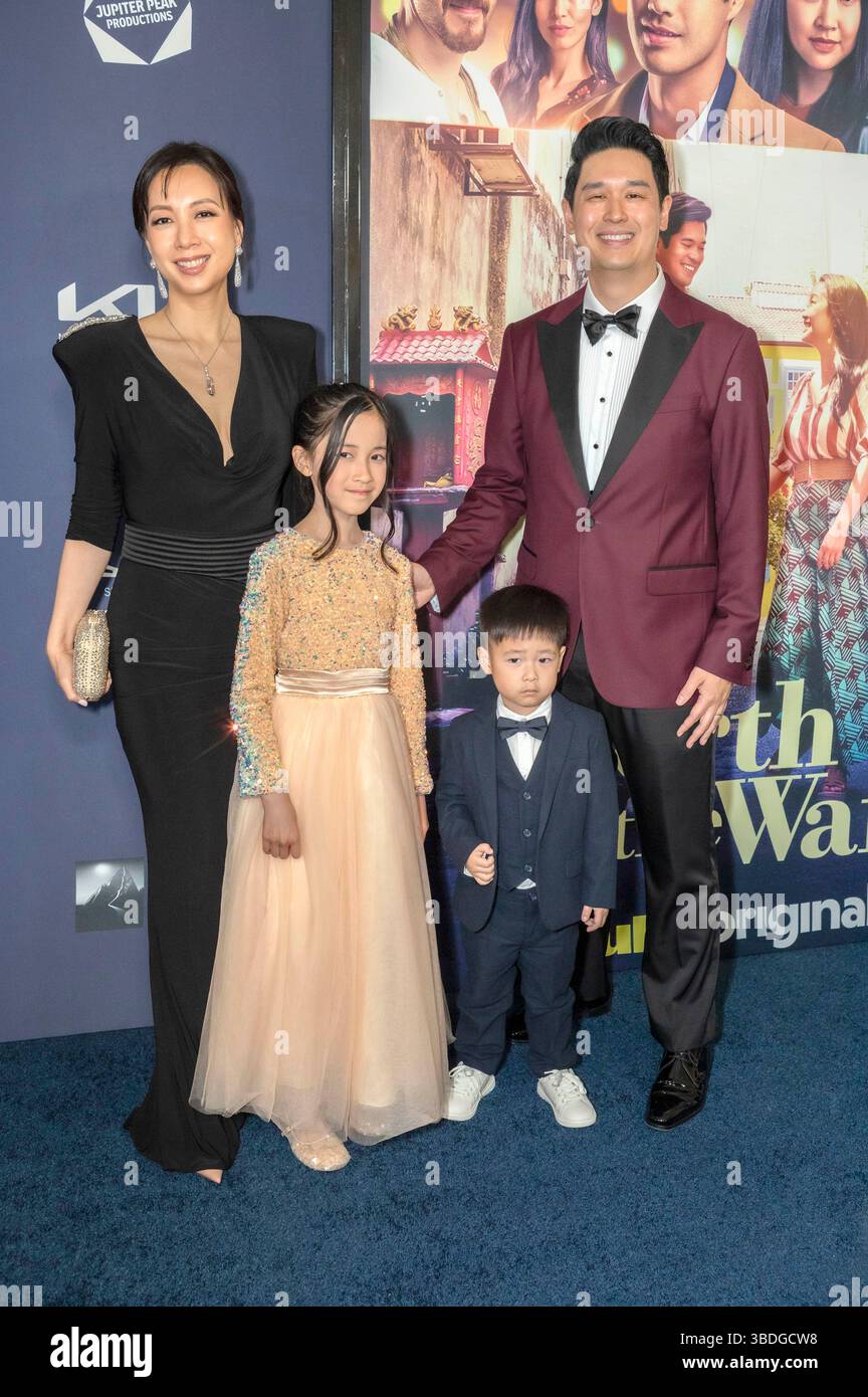 Rachel Tan mit Ehemann Dan Mark und Kindern bei der Premiere des Tubi ...