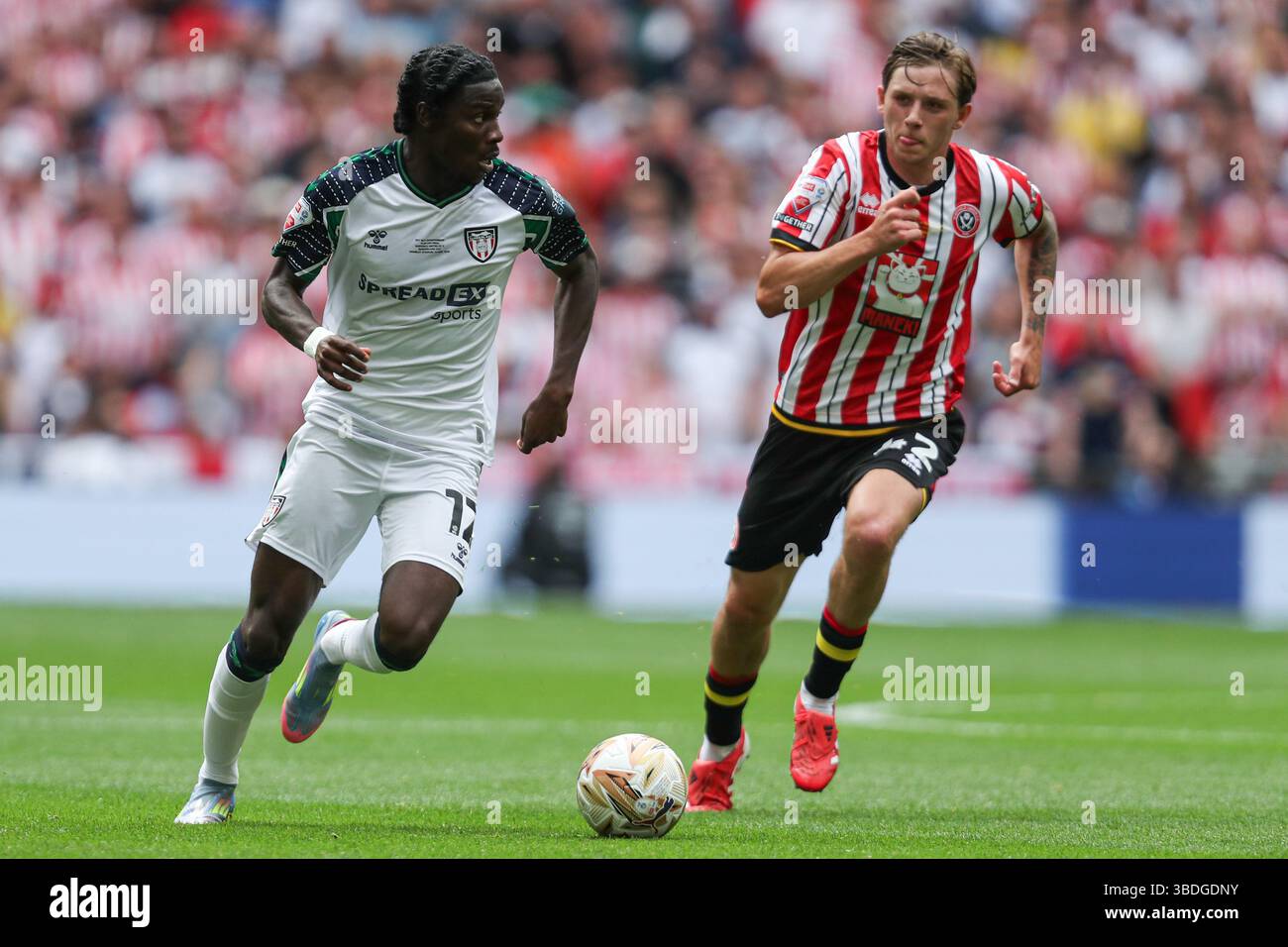 London, UK. 24th May, 2025. Eliezer Mayenda of Sunderland holds off ...