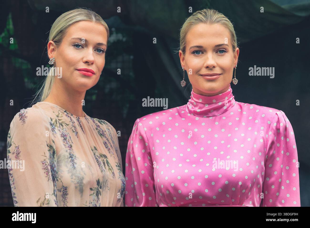 Amelia Spencer and twin sister Eliza Spencer pose at Chelsea Flower ...