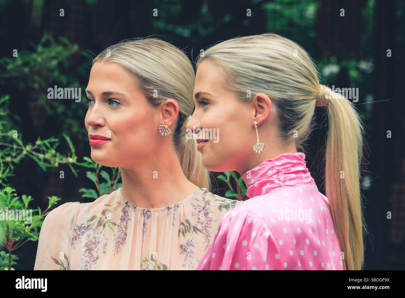 Amelia Spencer and twin sister Eliza Spencer pose at Chelsea Flower ...