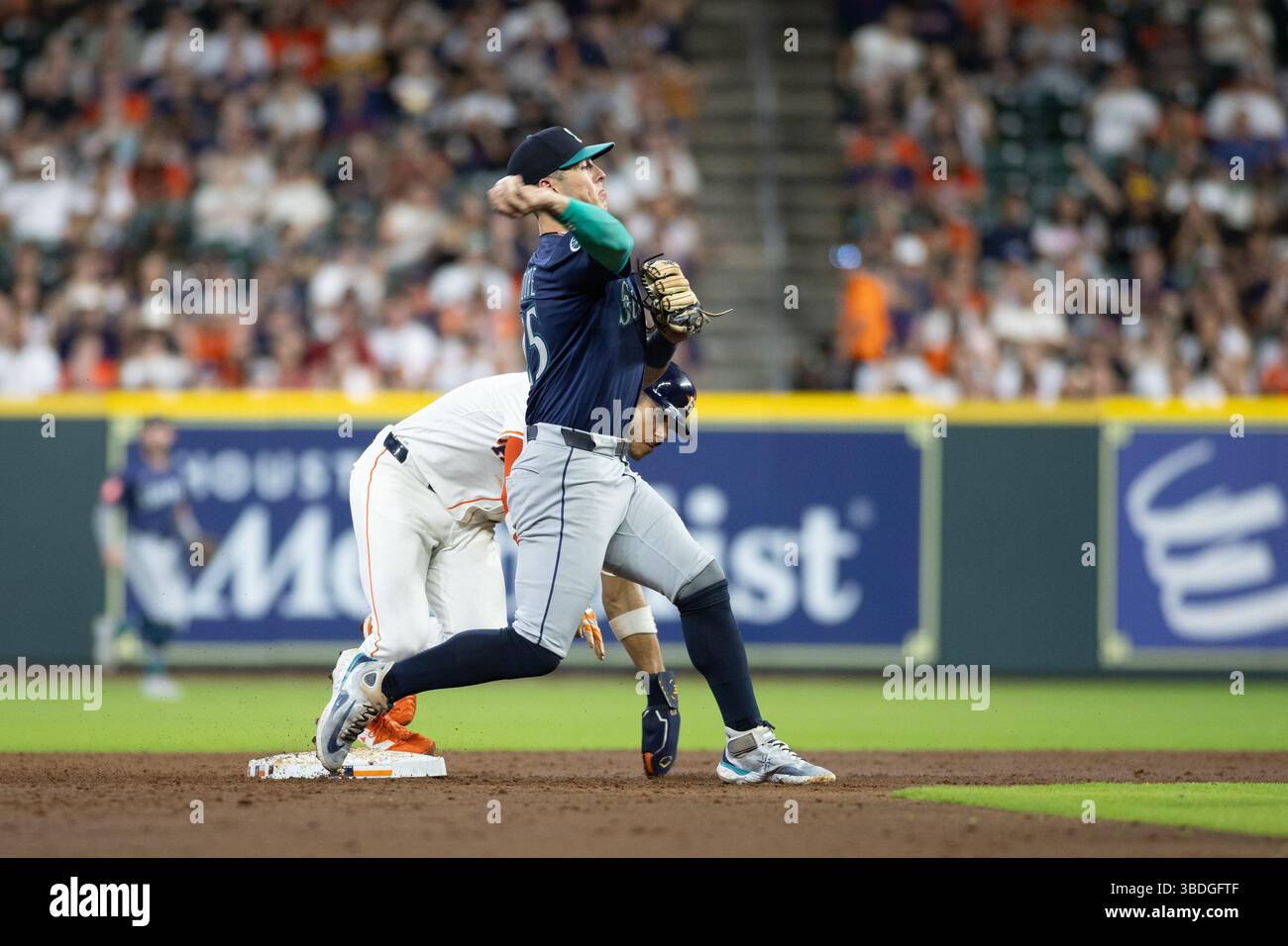 May 22, 2025: Seattle Mariners second baseman Dylan Moore (25) attempts ...