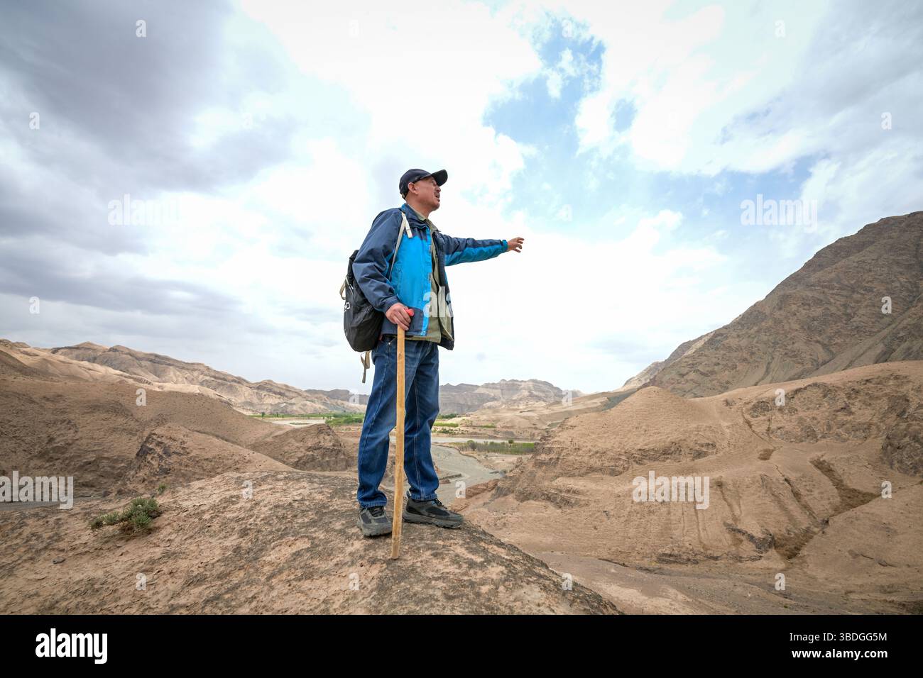 (250524) -- YINCHUAN, May 24, 2025 (Xinhua) -- Li Shixiang searches for ...