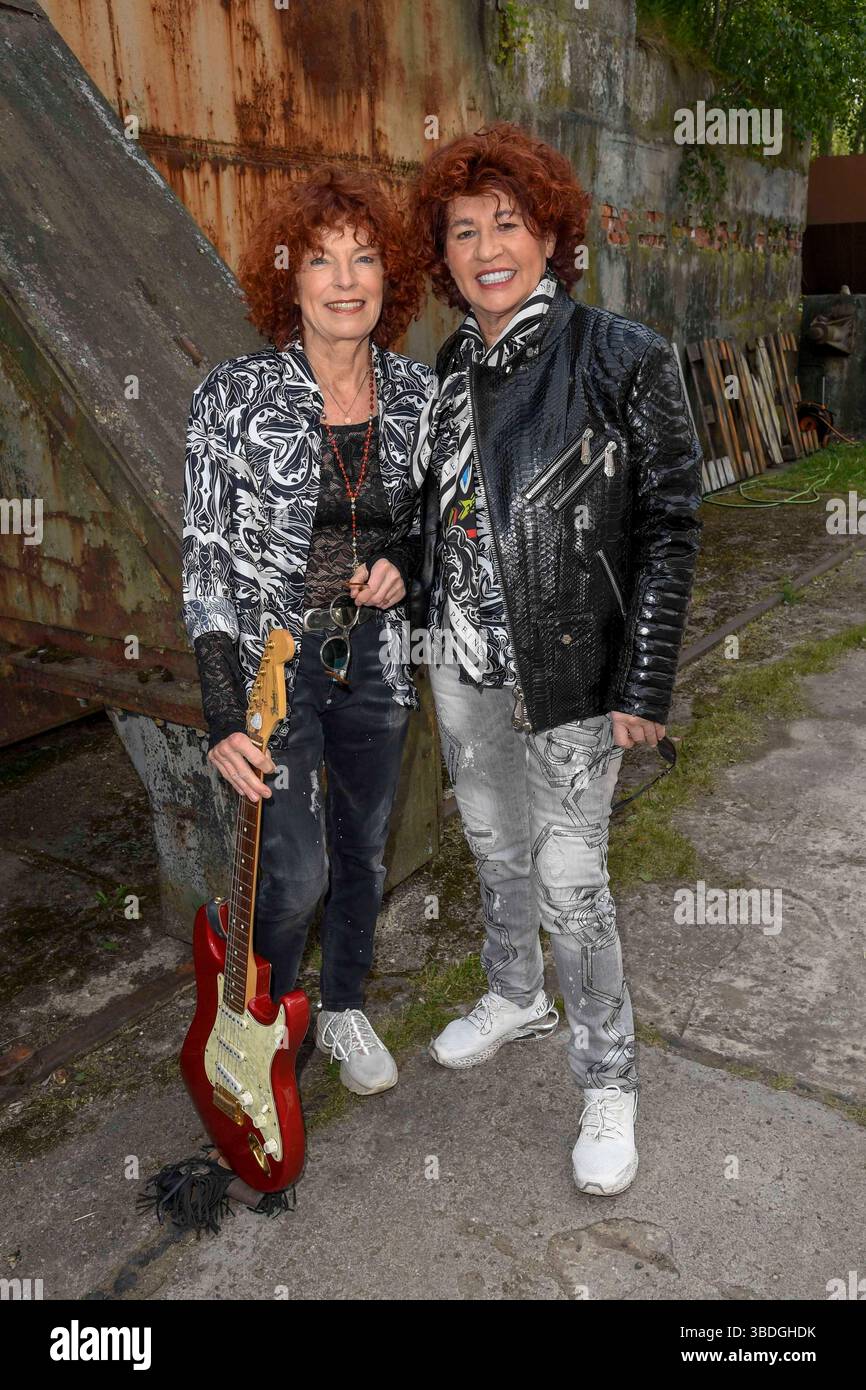 Cora und Cora Gesangs Duo beim Schlager Radio Festival im Hangar 312 in ...