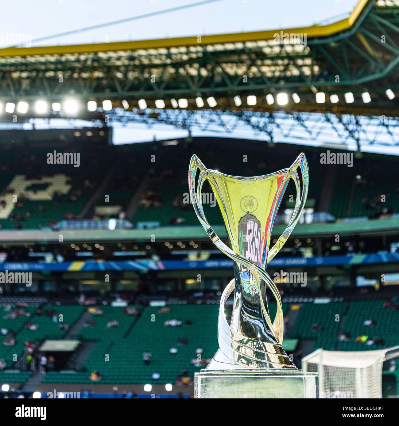 Women's league cup trophy arsenal hi-res stock photography and images ...