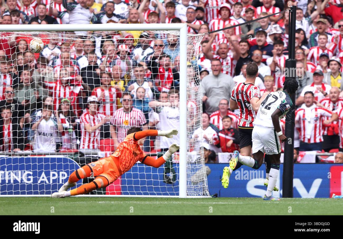 London, UK. 24th May, 2025. Eliezer Mayenda (S) scores the equalising goal for Sunderland (1-1 ...